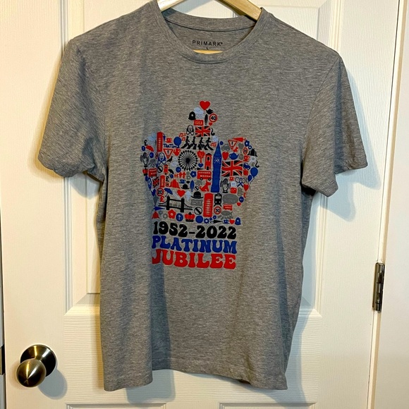 Primark | Shirts | Primark Heather Gray Tee W Graphic For Queen ...